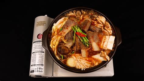 국물이 난리나는 얼큰 갈비 버섯전골