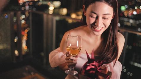 스파클러를 가진 젊은 아시아 여성이 춤을 추고 새해를 축하합니다 불꽃 놀이 슬로우 모션 벵골 조명 Cityclose Up 스파클러 초상화의 옥상에서 즐거운 시간을 보내고