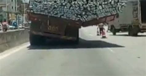 영상 위태위태 아찔아찔화물 두 배 싣고 달리는 대륙의 트럭