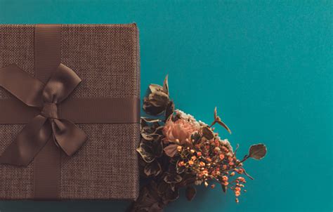 상단에서 파란색 배경에 선물 상자와 꽃다발 결혼식 어머니의 날 발렌타인 데이에 사용할 수 있습니다 고풍스런에 대한 스톡 사진 및 기타 이미지 Istock