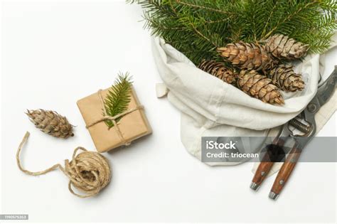 제로 폐기물 포장 선물 개념 천연 크리스마스 장식 소나무 콘과 면 가방에 전나무 가지 0명에 대한 스톡 사진 및 기타 이미지 0명 12월 가방 Istock