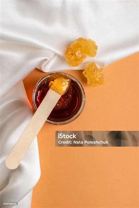 아름다움과 제모의 개념 따뜻한 배경 상단보기에 머리를 제거하는 설탕 페이스트 용기 스파와 슈가링 0명에 대한 스톡 사진 및 기타 이미지 Istock