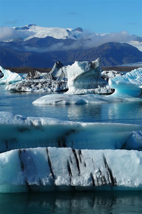 감기 경치 경치가 좋은 고립된 고요한 관광 광야 극적인 풍경 기술적인 기후 변화 날씨 낮 녹는 얼음 눈 덮인 산 땅 라군 맑은 하늘 모험 물