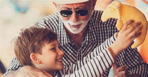 할아버지와 손자는 놀이 공원에서 함께 즐거운 시간을 보내고 있습니다 할아버지가 상을 받는 동안 공기총으로 총을 쏘는 아이 사진 Unsplash의 초상 이미지