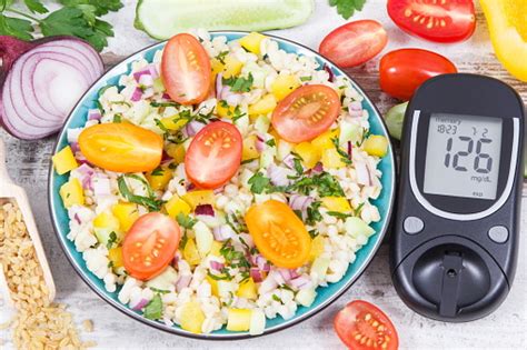 당뇨병 다이어트 및 슬리밍을위한 최고의 음식으로 벌거 그로트와 야채설탕 수준과 샐러드를 확인하기위한 포도당 미터 당뇨병에 대한 스톡 사진 및 기타 이미지 Istock