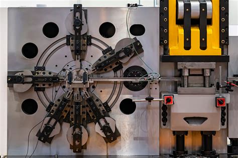 펀치 또는 스탬핑 섹션 피드 유닛 슬라이드 도구 기능 Cnc 자동 및 다양한 산업용을 위한 벤딩 프레스 컷 스틸 스트립 바 와이어를 위한 멀티 포밍 머신을 계속 금속에 대한