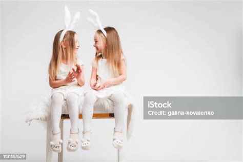 토끼 귀 흰색 드레스에 작은 금발 쌍둥이 회색 배경에 스튜디오 사진 아 이들은 부활절을 축 하 합니다 2 3 살에 대한 스톡 사진 및 기타 이미지 Istock
