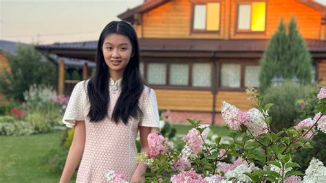 Юная китаянка Мохань поет песню Подмосковные вечера на двух языках на