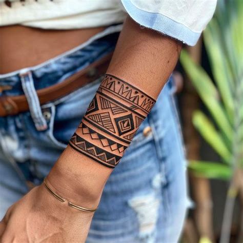 Tatuajes Tribales Para La Muñeca De Mujeres