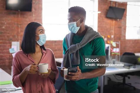 사무실에서 커피를 마시는 얼굴 마스크를 착용한 다양한 비즈니스 동료 보호 마스크에 대한 스톡 사진 및 기타 이미지 보호 마스크 사무실 커피 마실 것 Istock