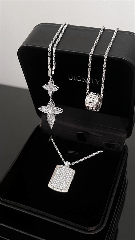 디그너티 Dignity 완전 가을날씨🍂🤎 블랑 네크리스 옐로우골드 기본체인 숏기장42cm착용 오늘 착용하고 나간 골드 블랑이 컬러 추가됐어용 가을이라 골드 인기상승