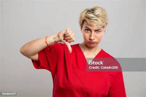 싫어하는 제스처를 보여주는 젊은 매력적인 여성 간호사의 초상화 간호사에 대한 스톡 사진 및 기타 이미지 간호사 건강 진단