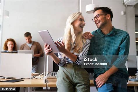 비즈니스 솔루션 기술 및 전략 개념 사무실에서 일하고 브레인스토밍하는 동료 개념에 대한 스톡 사진 및 기타 이미지 개념 개선 건축가 Istock