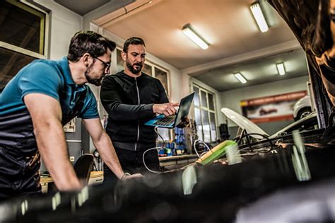 수리점에서 자동차 진단 도구로 작업하는 두 개의 자동차 정비사 노트북에 대한 스톡 사진 및 기타 이미지 노트북 자동차 수리