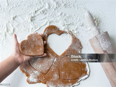 롤링 핀과 밀가루로 반죽에서 하트 모양의 쿠키를 자르는 어린이 손 가정 생활에 대한 스톡 사진 및 기타 이미지 가정 생활 가정 주방 가정의 방 Istock