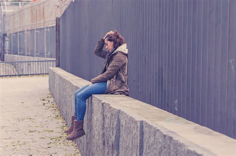 우울증으로 고통받는 매력적인 여성은 정신 건강 정서적 고통 학대 관계와 외로움 개념에서 도시 도시 거리에 앉아 슬픈 불행한 비탄과 외로운 앉아 Health에 대한 스톡 사진