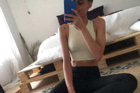 Your Definitive Guide On How To Take The Perfect Sexy Selfie