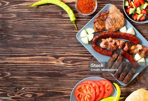 세르비아 전통 및 발칸 구운 고기를 메사 노 Mesano 라고 부릅니다 세르비아어 샐러드 고추 빵 토마토 양파 및 파프리카 가루와 함께 제공 되는 발칸 바베 큐 나무
