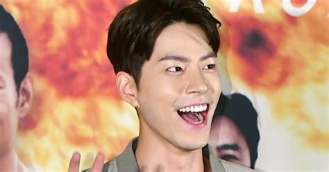 홍종현 입 벌리고 깜찍하게 브이~