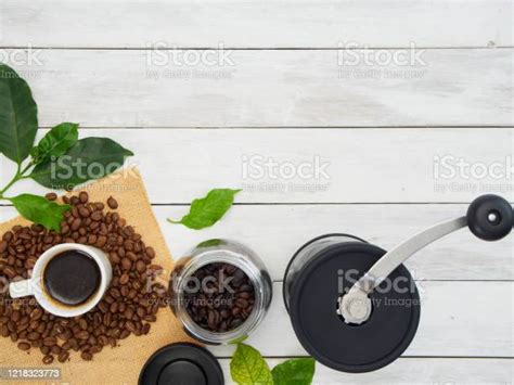 커피 원두를 곁들인 커피 분쇄기 오래된 흰색 나무에 신선한 커피 잎 0명에 대한 스톡 사진 및 기타 이미지 0명 갈색