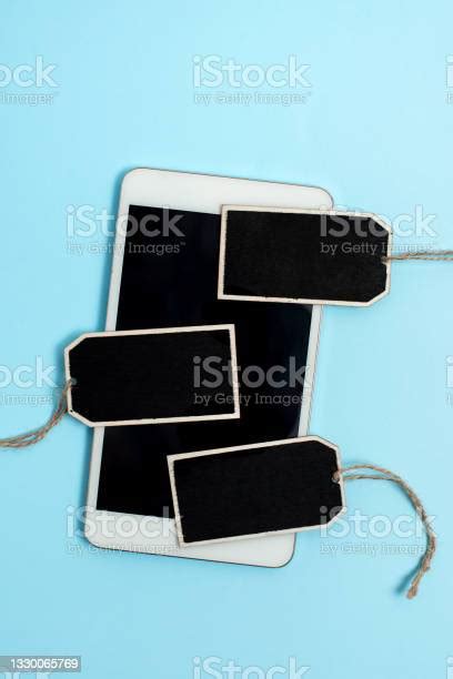 유익한 콘텐츠 목적 라벨을 붙이는 현대 가젯 체크리스트가 포함된 다른 색상 배경에 탄성 밴드가 있는 실제 빈 빈 스티커 카드 태그 컬렉션 0명에 대한 스톡 사진 및 기타