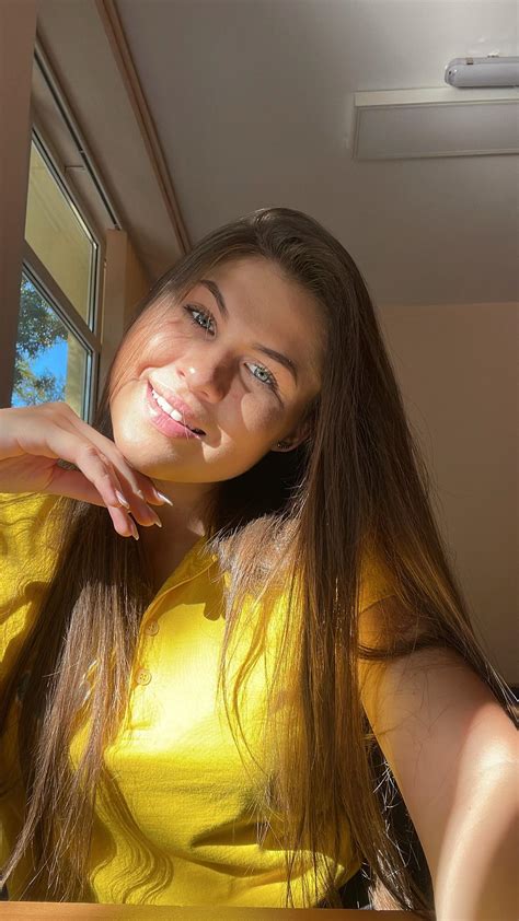 Виктория Богалинова от Xi а клас взе участие във Втората Национална среща на ученическите