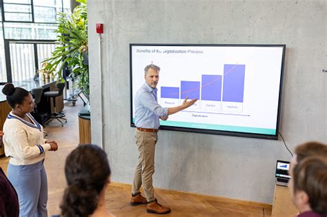 스타트업에서 팀에 통계 프레젠테이션을 하는 성숙한 사업가 프리젠테이션 연설에 대한 스톡 사진 및 기타 이미지 프리젠테이션 연설 성장 개념 비즈니스 Istock