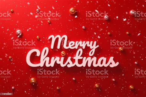 빛나는 디스코 공과 떨어지는 눈 장식 패턴과 생생한 빨간색 배경에 메리 크리스마스 글꼴 디자인 해피 크리스마스 카드 파티 또는