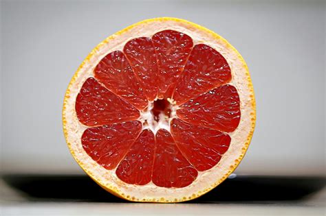 감귤 향 감귤류 감귤류 섹션 감귤향 건강한 건강한 간식 건강한 식생활 고립된 과일 과일 과일 껍질 과즙이 많은 나무 표면 높은 각도보기 다채로운