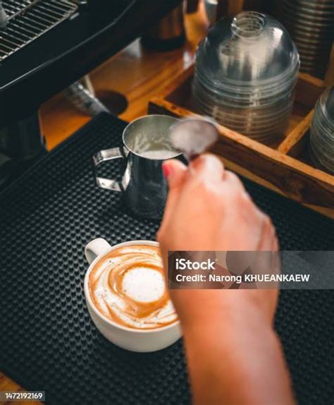 커피 가게에서 커피 카푸치노 메뉴 한 잔을 위해 우유를 찜질할 준비를 하는 바리스타의 손을 닫습니다 갈색에 대한 스톡 사진 및 기타 이미지 Istock