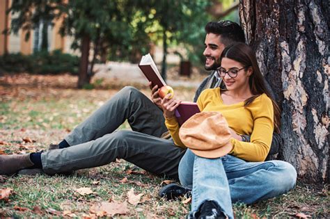 캠퍼스 생활 학생의 사랑 가을 공원에서 행복의 순간을 즐기는 아름다운 부부 교육데이트라이프스타일 컨셉 대학교에 대한 스톡 사진 및 기타 이미지 Istock