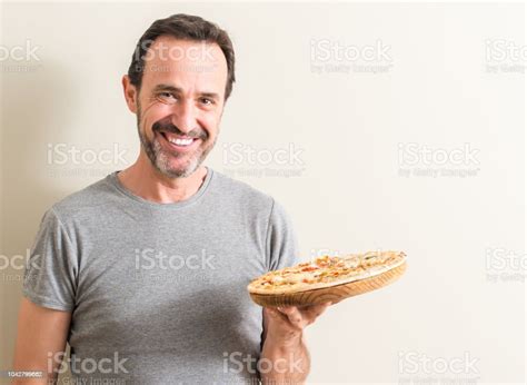 서 치아를 보여주는 자신감 미소로 웃 고 행복 한 얼굴로 피자를 들고 수석 남자 건강한 생활방식에 대한 스톡 사진 및 기타 이미지 건강한 생활방식 긍정적인 감정 표현