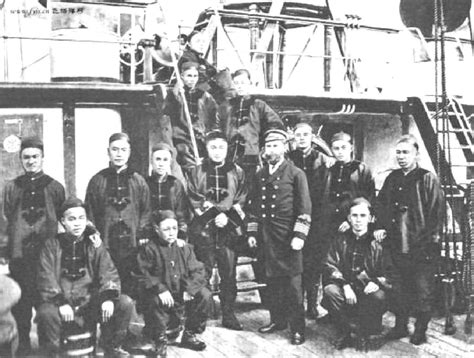 邓世昌（中立者）与琅威理（英国人）在致远舰上与将官合影中国皮书网