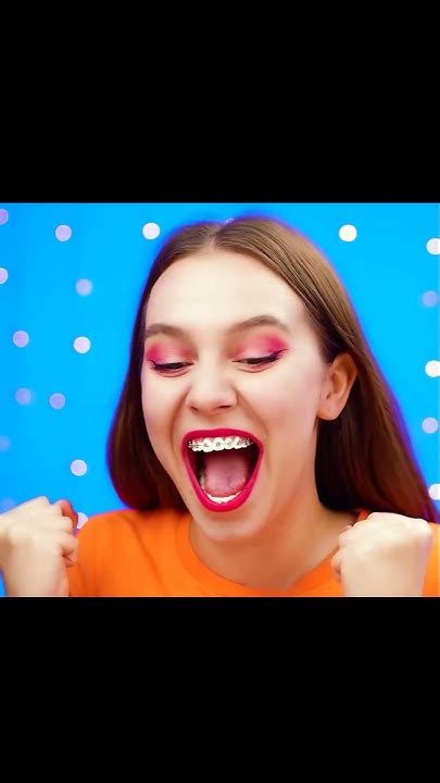 소녀는 가장 큰 케이크를 가지고 있어서 행복해요 Youtube