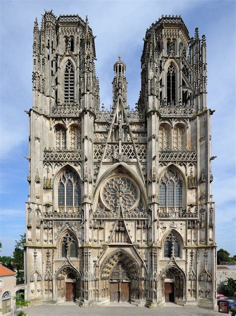 La Cathédrale Saint Étienne De Toul Est Un édifice De Style Gothique Remarquable Par Sa Façade