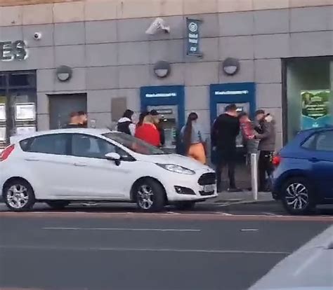 Банкоматите во Ирска почнаа да даваат џекпот Илјадници чекаат во редица додека банкоматите по