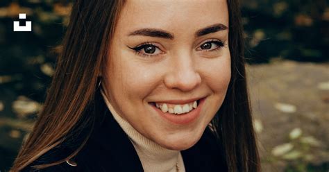 긴 머리와 검은 재킷을 입고 웃고 있는 여자 사진 Unsplash의 무료 초상 이미지