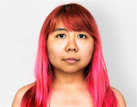 若い大人のアジアの女の子裸の裸の裸のスタジオの肖像 Premium写真