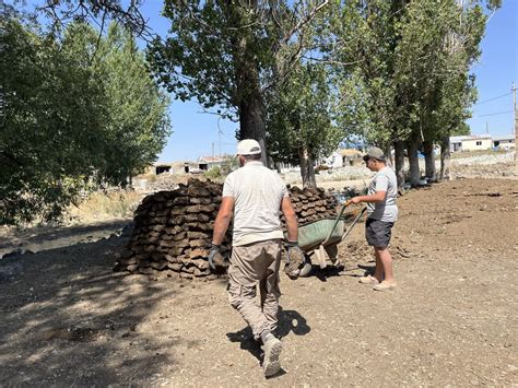 Kars Köylerinden Eskimeyen Gelenek Tezek Mesaisine Başlandı Ensonhaber