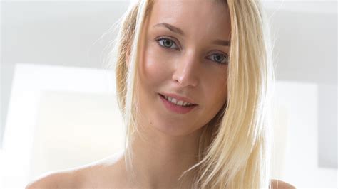 Обои Амарис блондинка улыбка 1920x1080 Full Hd от Axebourne картинки на рабочий стол и заставки