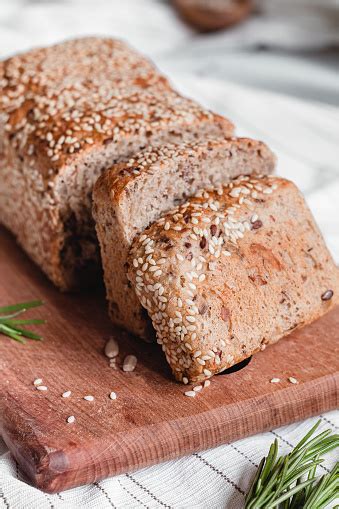 Irisan Roti Segar Dengan Biji Wijen Di Atas Papan Kayu Tekstur Roti Gandum Foto Stok Unduh