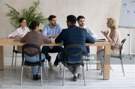 다양한 직원과 기업 회의를 선도하는 진지한 중년 사업가 교육 강좌에 대한 스톡 사진 및 기타 이미지 교육 강좌 세미나 앉음 Istock