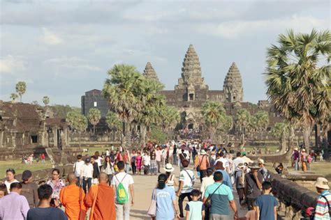 ភ្ញៀវទេសចរជាតិ និងអន្តរជាតិរាប់ម៉ឺននាក់ ទៅទស្សនា និងកំសាន្តនៅប្រាសាទអង្គរវត្ត នាថ្ងៃចុងក្រោយ