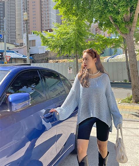 리리앤코 데일리하게 착용하기 좋은 니트에용💙💙 넉넉한 핏감과 옆트임 포인트로 다양한 하의와 코디하기 좋아용