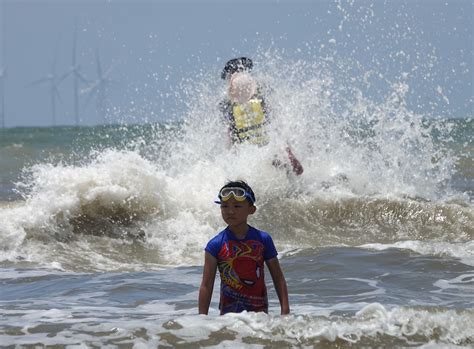 Деца се забавляват на плажа през лятната ваканция