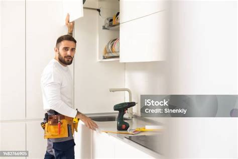 두 명의 핸디맨 유니폼을 입은 작업자 주방에 가구 및 장비 설치 실내에서 드라이버 사용 가구 수리 및 조립 개념 Diy에 대한 스톡 사진 및 기타 이미지 Istock