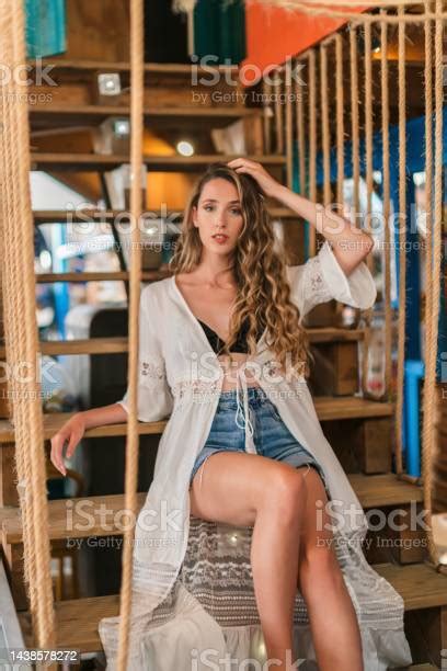 계단에 앉아 카메라를 위해 포즈를 취하는 젊은 백인 여성 계단 및 층계에 대한 스톡 사진 및 기타 이미지 계단 및 층계 명랑한 미소 Istock