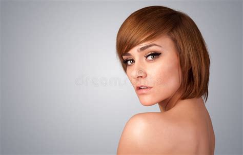 Fermez Vous Vers Le Haut Du Portrait De La Belle Jeune Fille Nue Photo Stock Image Du Bain