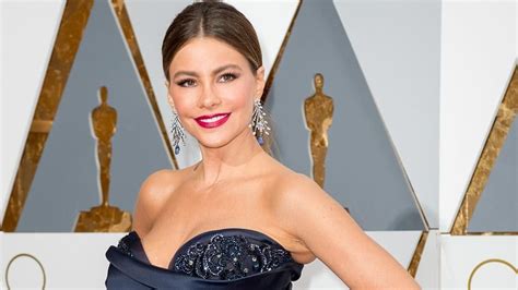 Sofia Vergara Flaunts Fabulous Pool Curves In Strapless Swimsuit Diply