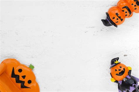 할로윈 축제 플랫 누워 머리 인형 호박의 상위 뷰 그런 지 흰색 나무 배경에 유령 유령 텍스트에 대 한 공간을 복사 합니다 가을에 대한 스톡 사진 및 기타 이미지 Istock